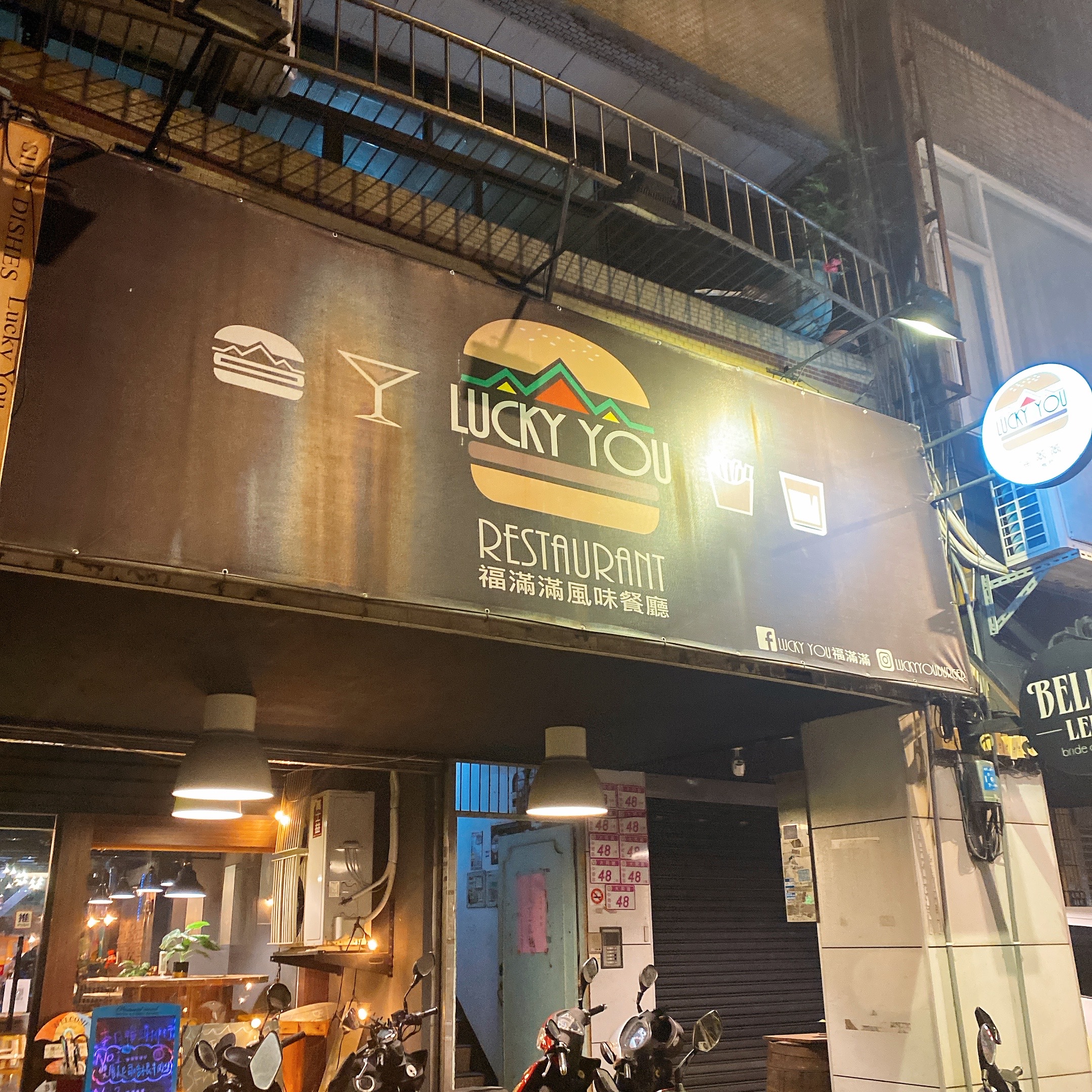 中壢大同商圈一手抓不住超巨大美式漢堡，肉食愛好者的天堂—Lucky you 福滿滿 - 跟著企鵝一起吃